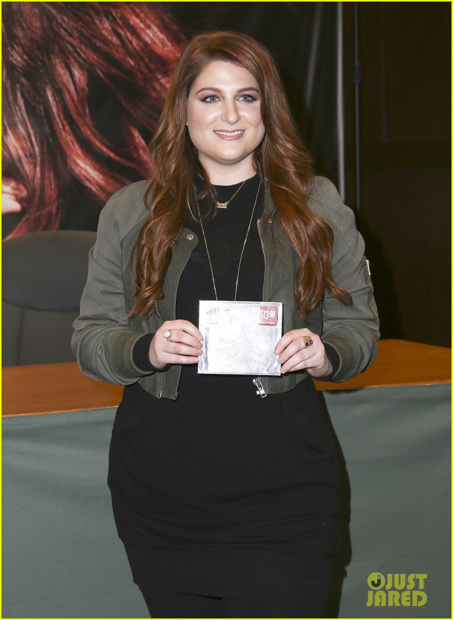 Full Sized Photo Of Meghan Trainor Barnes Noble Signing Los Angeles 02 Meghan Trainor Explains