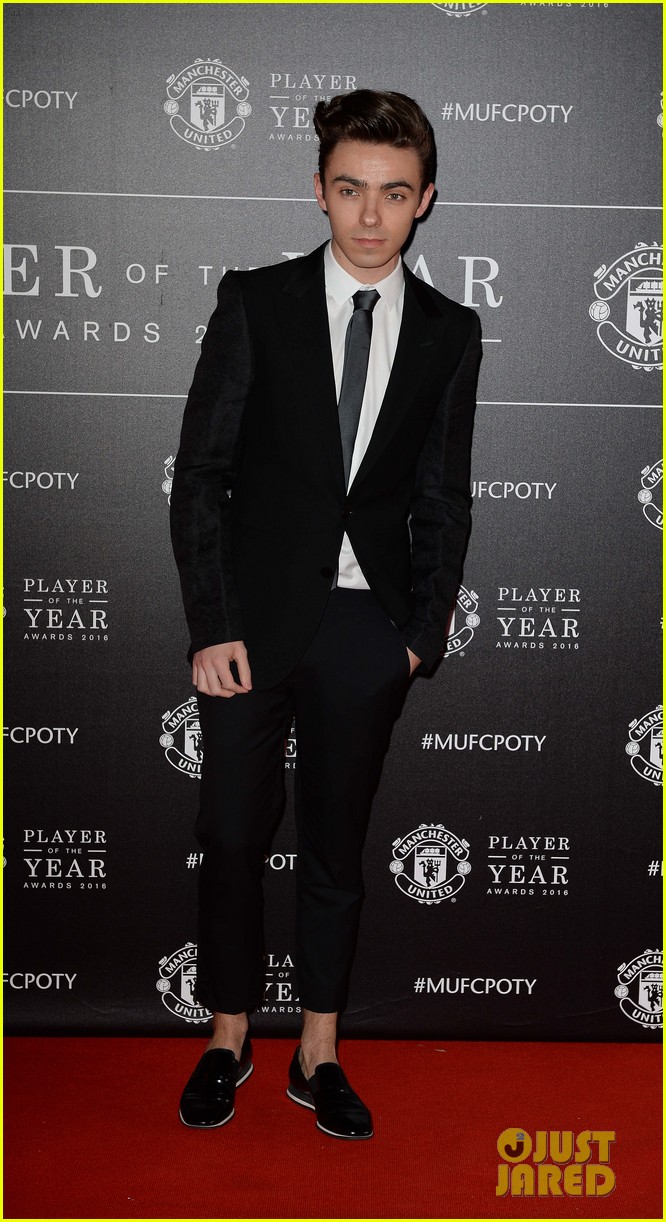 Nathan Sykes Suits Up for Manchester United Player Of The Year Awards ...