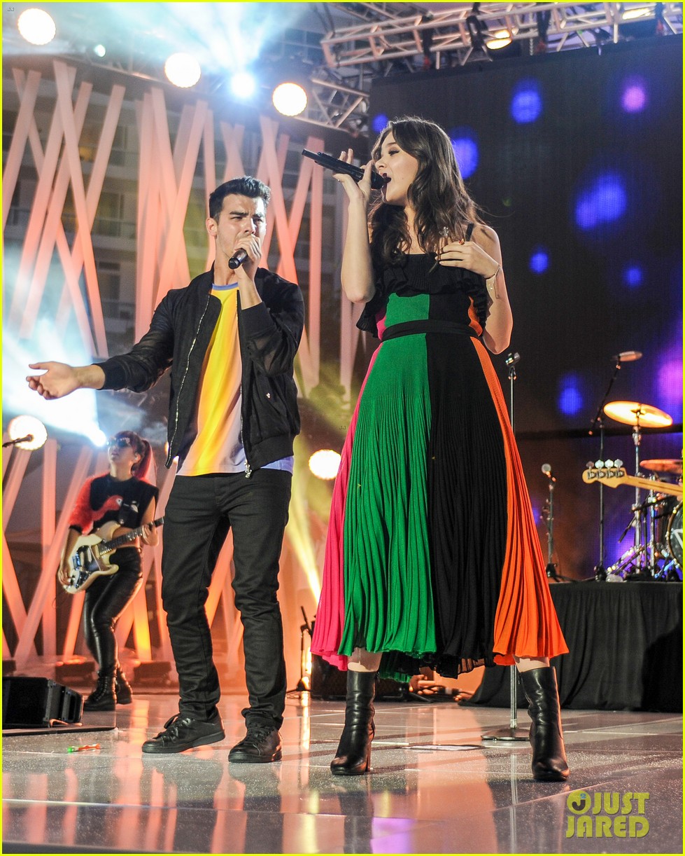 Hailee Steinfeld & Joe Jonas Sing 'Rock Bottom' at iHeartRadio Pool ...