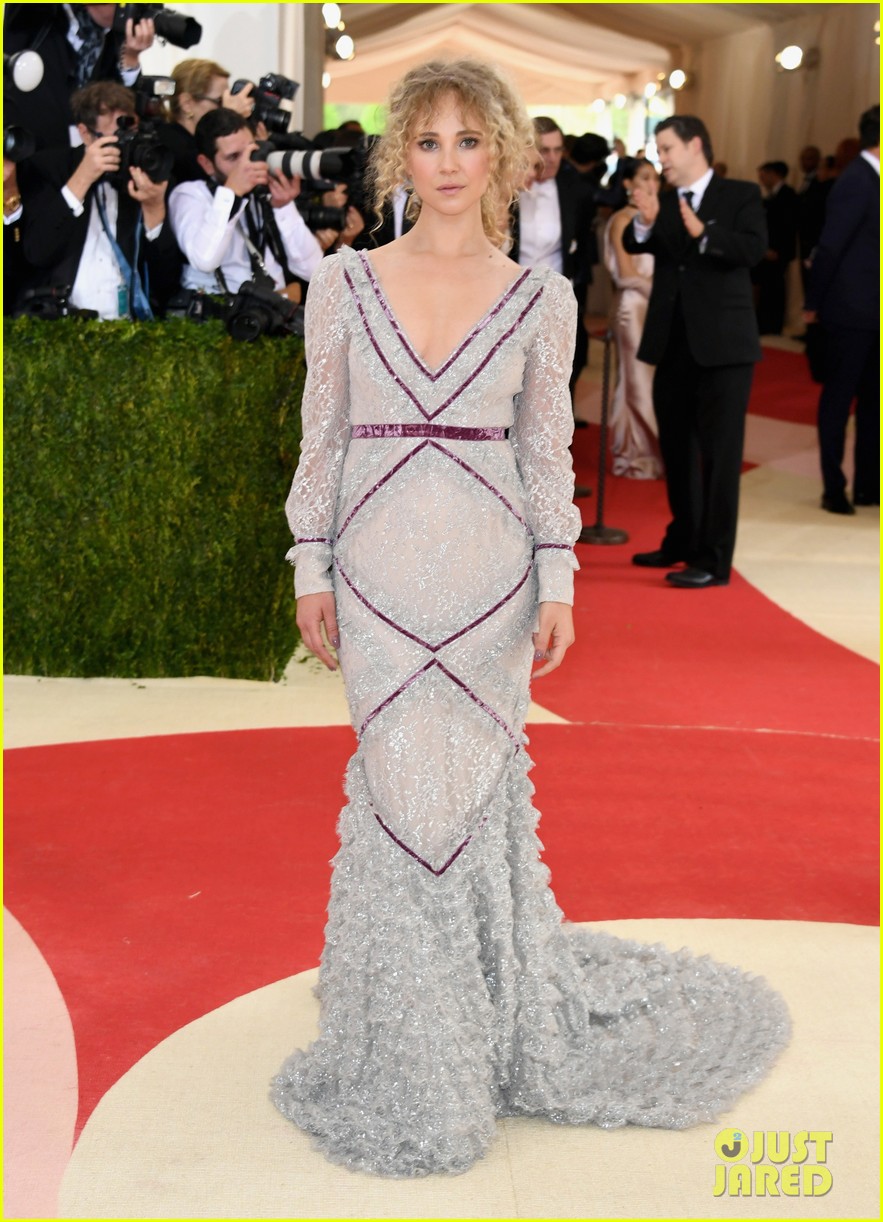 Juno Temple & Tavi Gevinson Get Glam for Met Gala 2016 | Photo 964506 ...