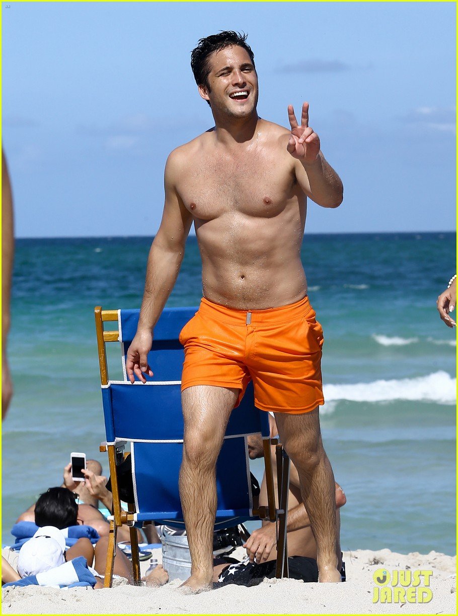 Diego Boneta Shows Off His Rock Hard Abs in Miami! | Photo 988328 ...