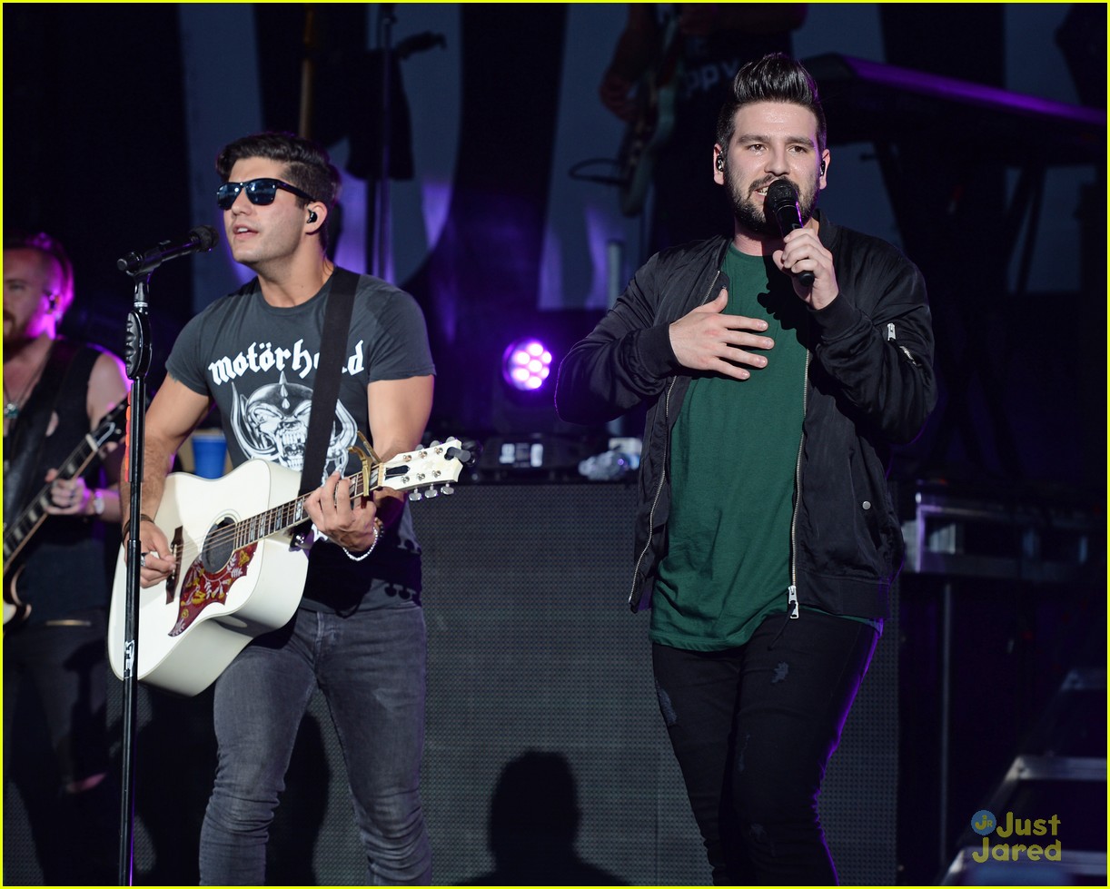 Full Sized Photo of dan shay good time fl concert 08 | Dan & Shay On ...