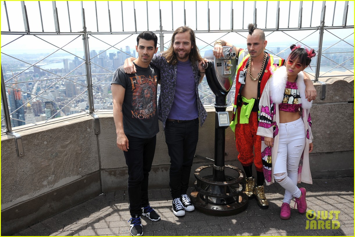 Joe Jonas & Model Eileen Kelly Cycle City Streets Together | Photo ... Joe Jonas & Model Eileen Kelly Cycle City Streets Together | Photo ...