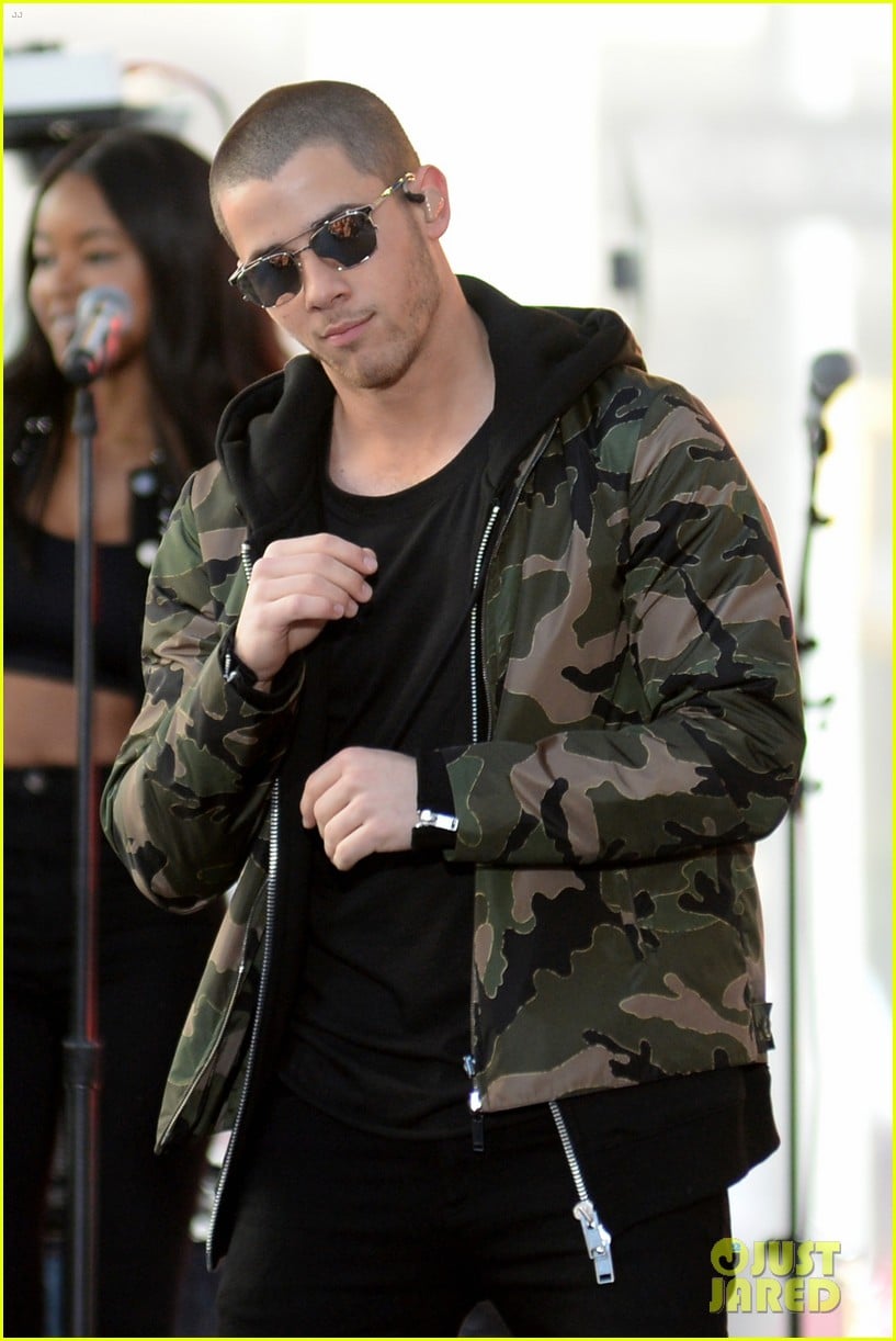 Full Sized Photo of nick jonas today show 15 | Nick Jonas Lifts Up His ...