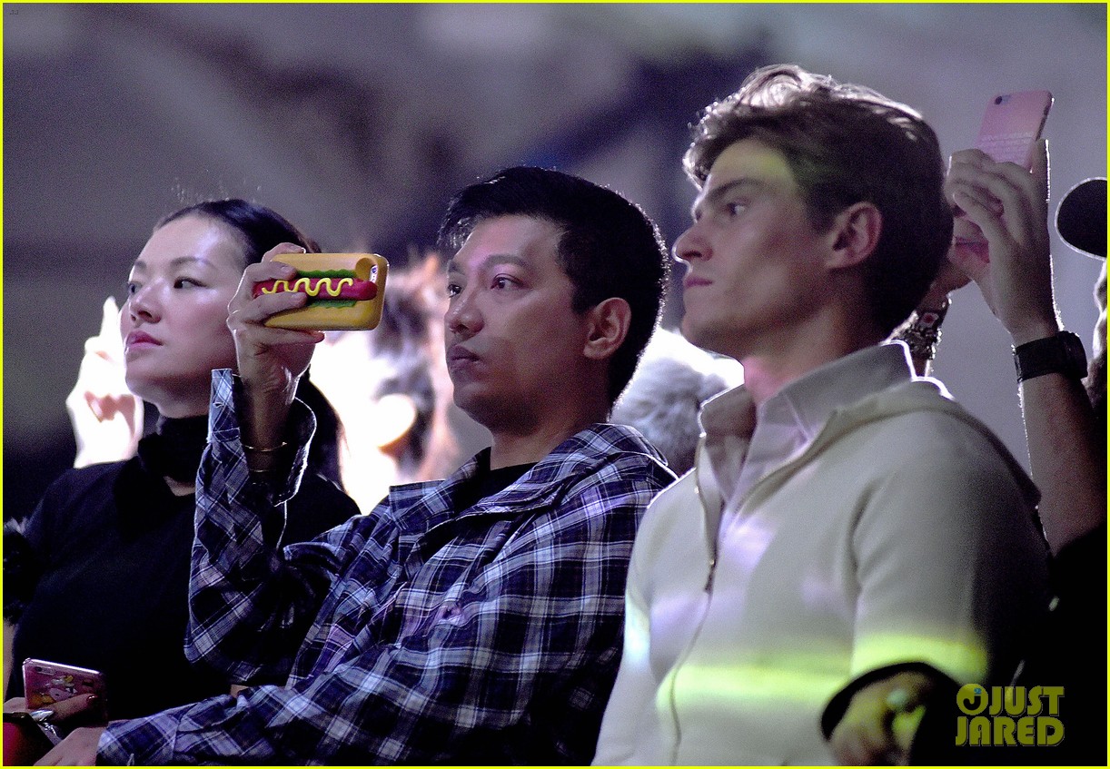 Lucky Blue & Pyper America Sit Front Row at London Fashion Show | Photo ...