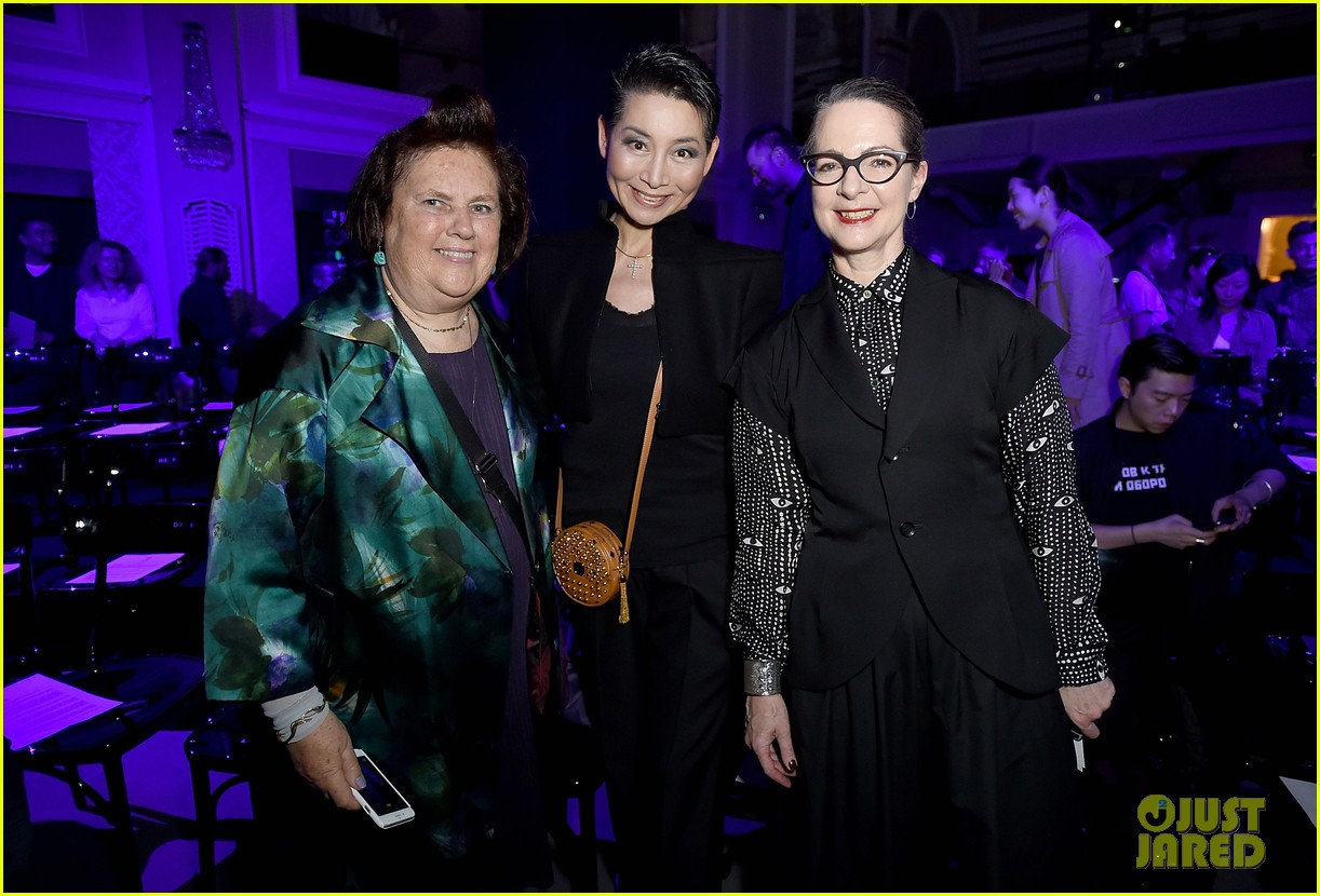 Lucky Blue & Pyper America Sit Front Row at London Fashion Show | Photo ...