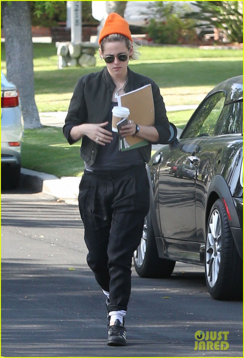 Kristen Stewart Grabs Coffee in Bright Orange Beanie | Photo 984793 ...