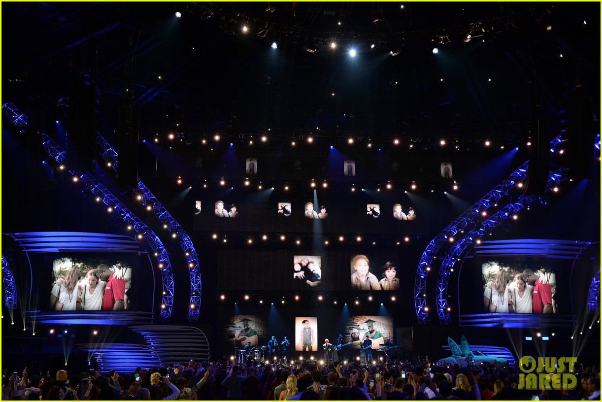 Jessica Alba Pleads to 'Stop the Violence' at Teen Choice Awards 2016 ...