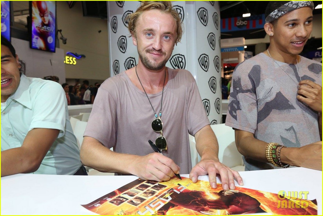 Grant Gustin Wears Flash Shirt To Talk 'The Flash' at Comic-Con | Photo ...