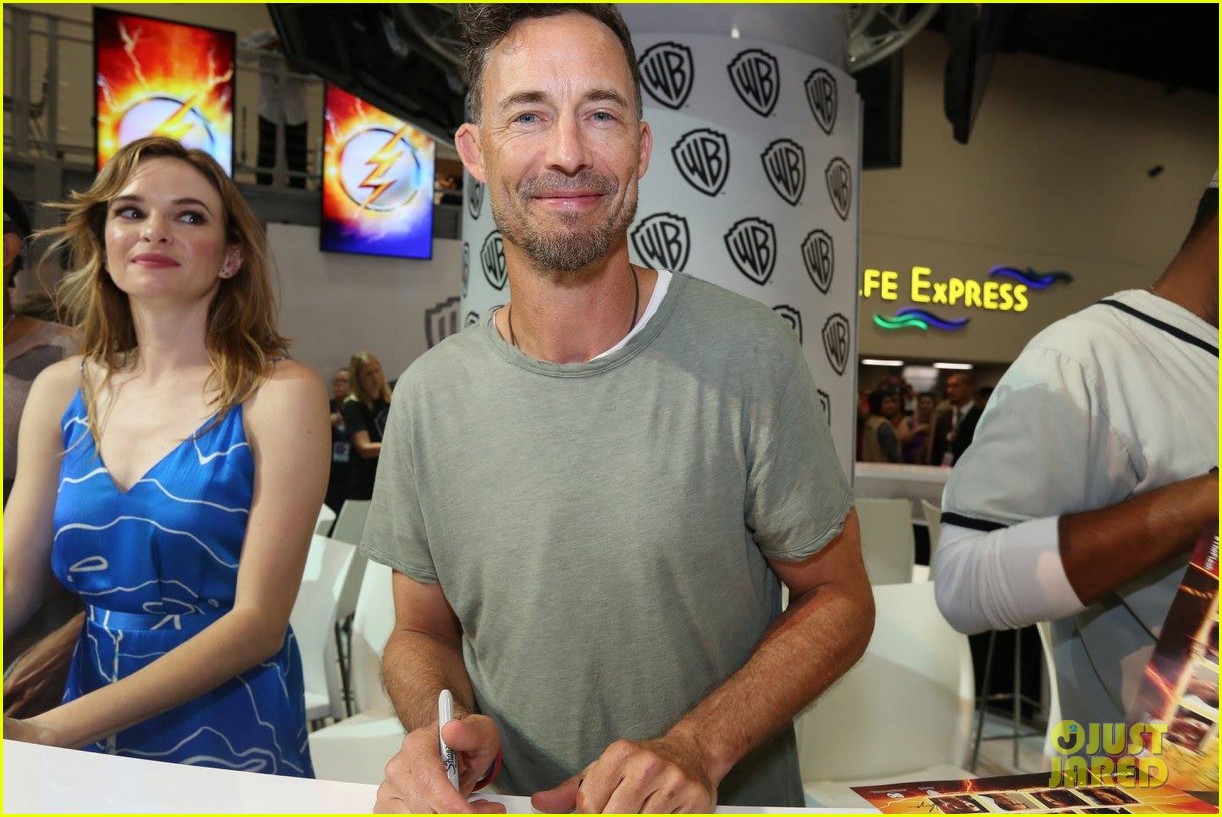 Grant Gustin Wears Flash Shirt To Talk 'The Flash' at Comic-Con | Photo ...