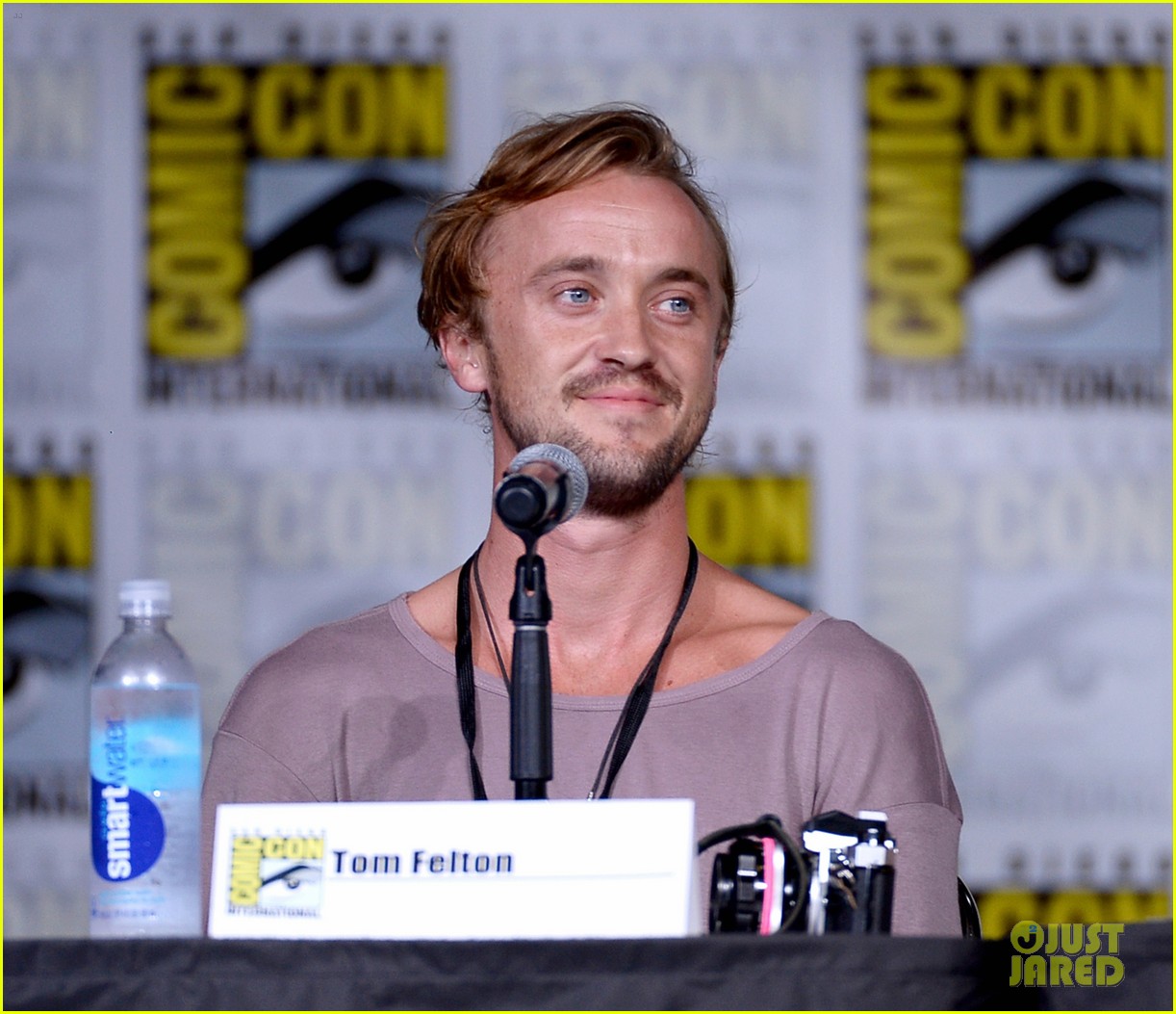 Grant Gustin Wears Flash Shirt To Talk 'The Flash' at Comic-Con | Photo ...