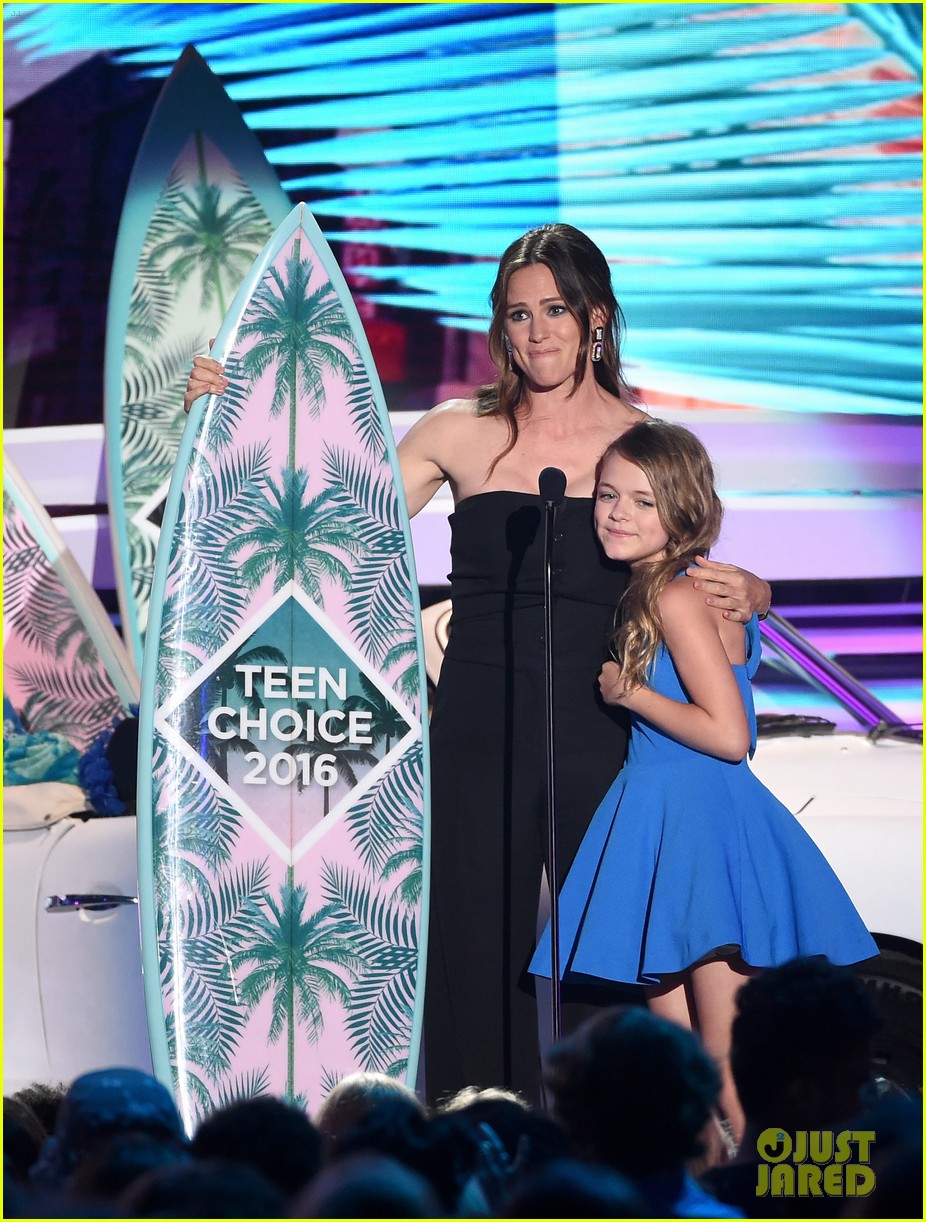 Jennifer Garner & Kiley Rogers Receive Choice Movie: Drama Award at ...