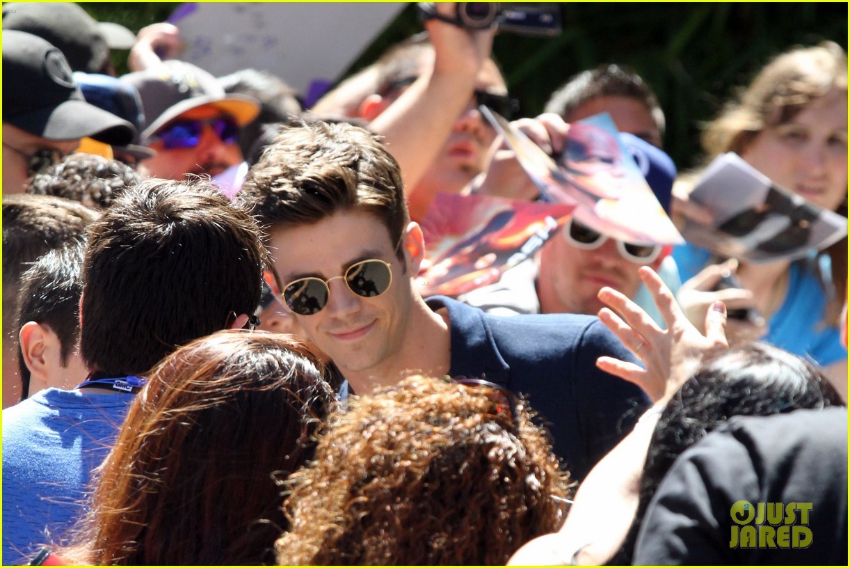 Grant Gustin, Melissa Benoist & Stephen Amell Arrive For Comic-Con ...