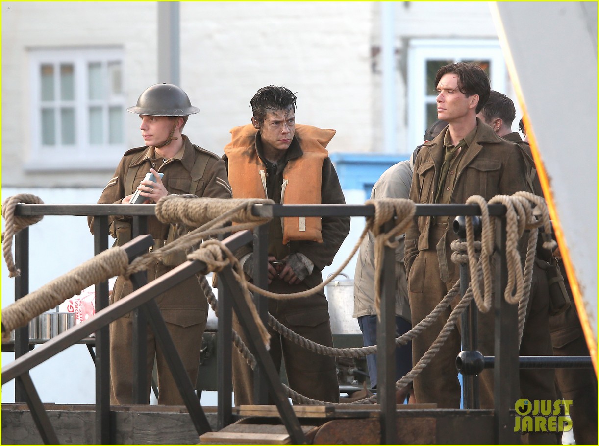 Harry Styles Chills With Cillian Murphy on 'Dunkirk' Set | Photo ...