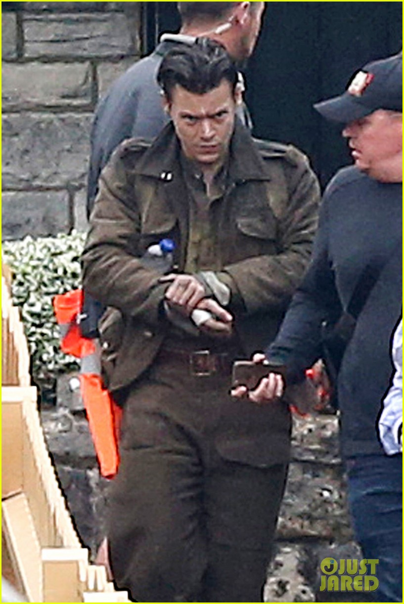 Harry Styles Continues Filming Train Scene for Acting Debut 'Dunkirk ...