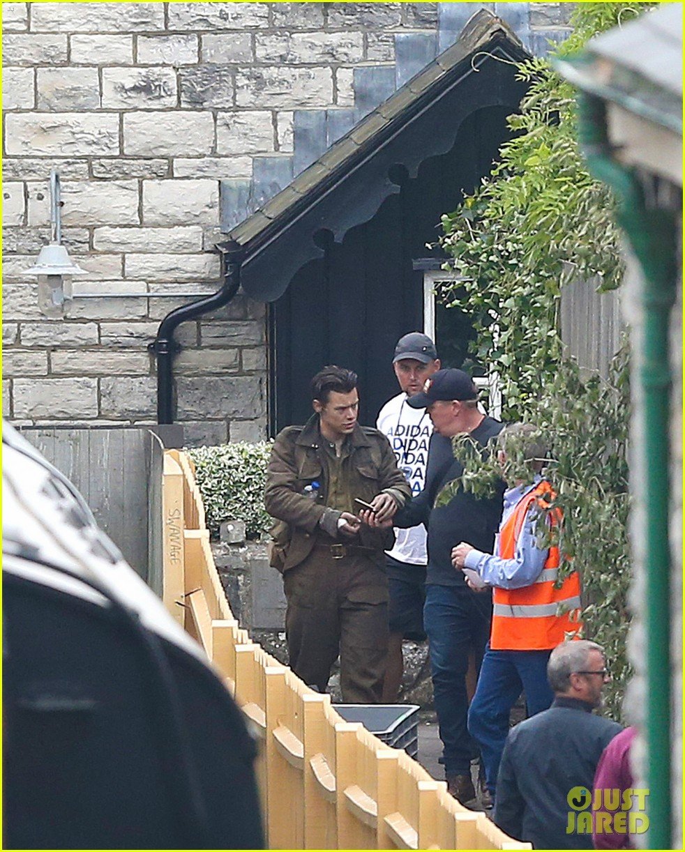 Harry Styles Continues Filming Train Scene for Acting Debut 'Dunkirk ...