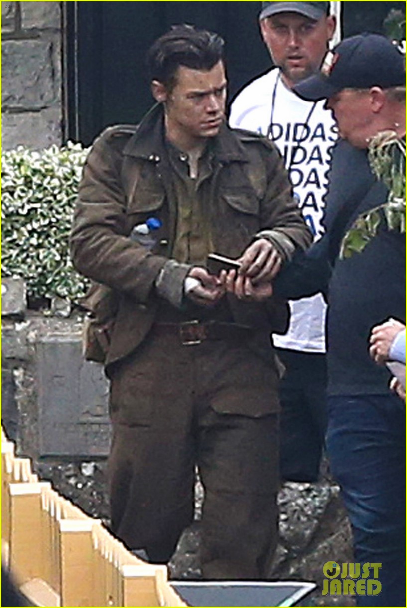 Harry Styles Continues Filming Train Scene for Acting Debut 'Dunkirk ...