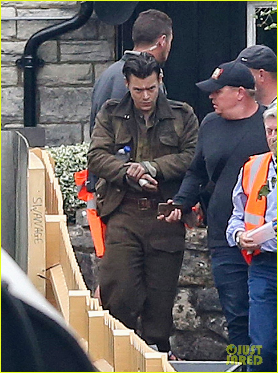 Full Sized Photo of harry styles dunkirk set england train 07 | Harry ...