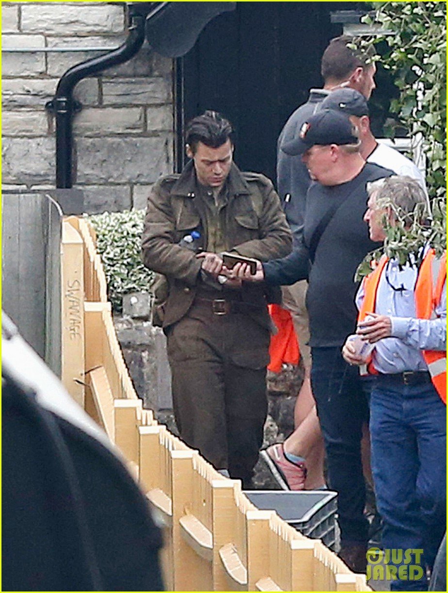 Harry Styles Continues Filming Train Scene for Acting Debut 'Dunkirk ...