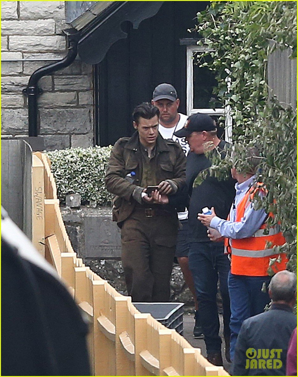 Harry Styles Continues Filming Train Scene for Acting Debut 'Dunkirk ...