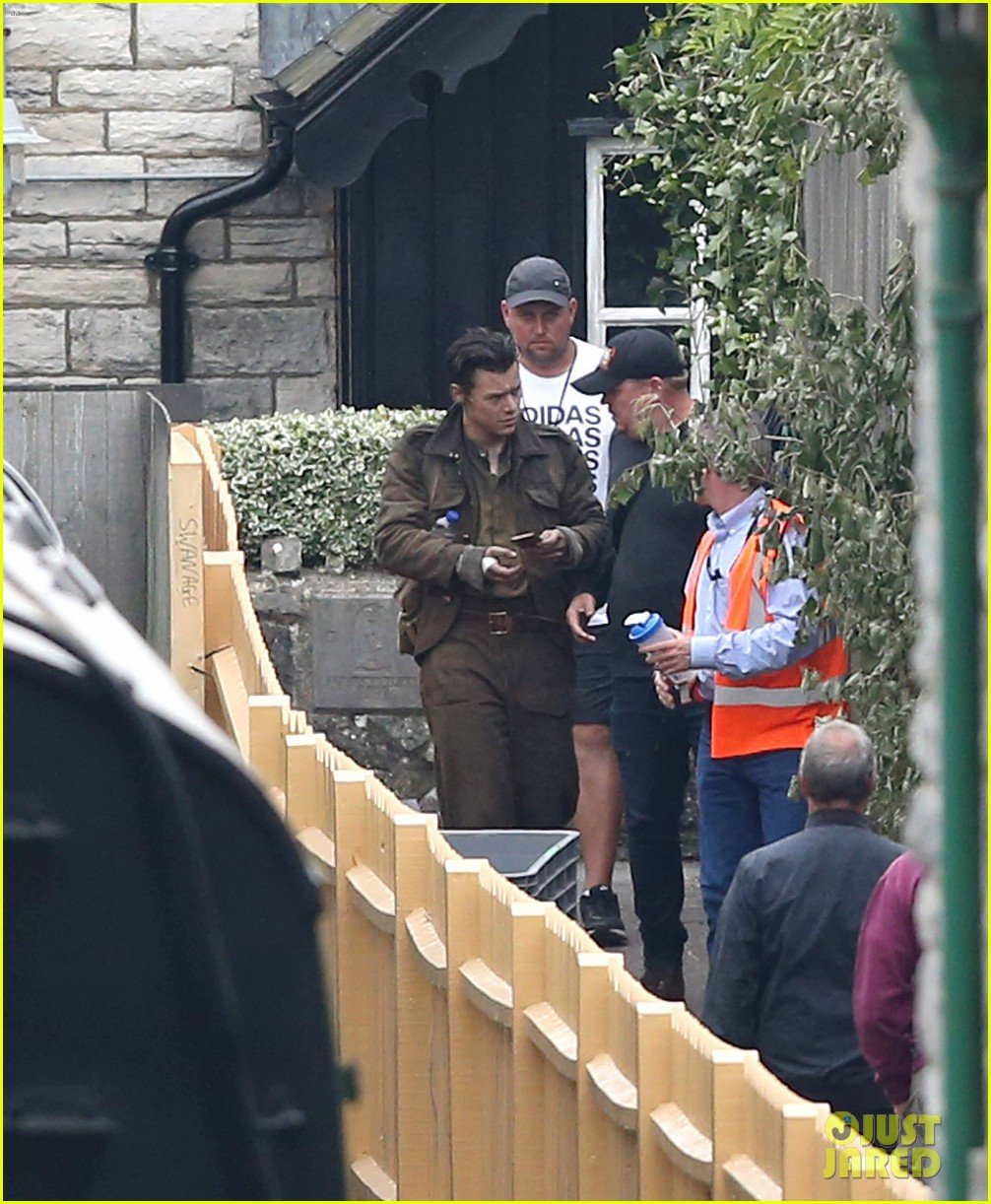Harry Styles Continues Filming Train Scene for Acting Debut 'Dunkirk ...