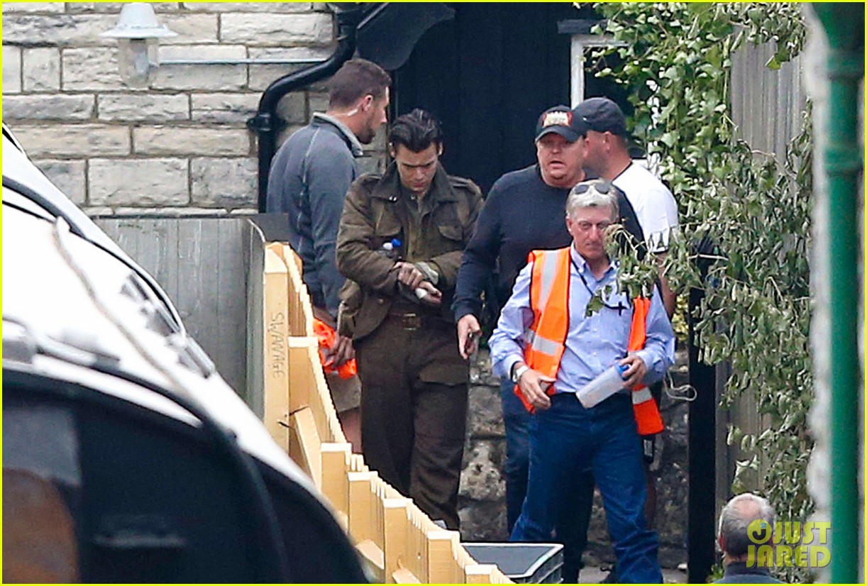 Harry Styles Continues Filming Train Scene for Acting Debut 'Dunkirk ...