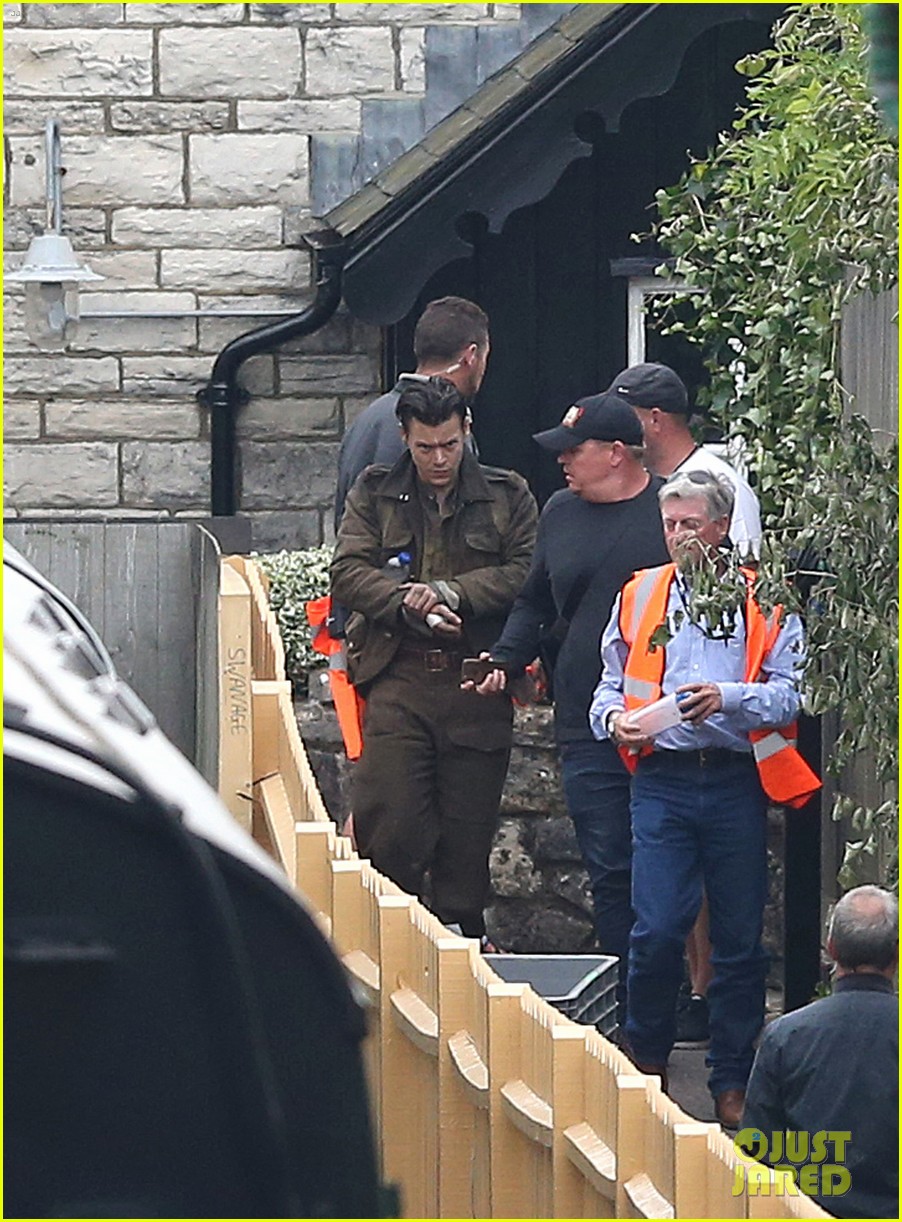 Harry Styles Continues Filming Train Scene for Acting Debut 'Dunkirk ...