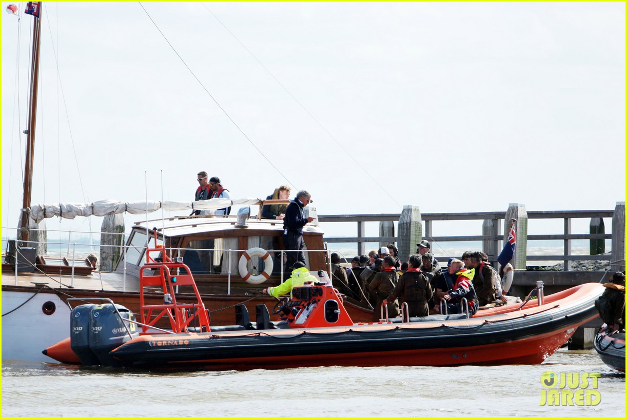 Harry Styles Continues Filming Train Scene for Acting Debut 'Dunkirk ...