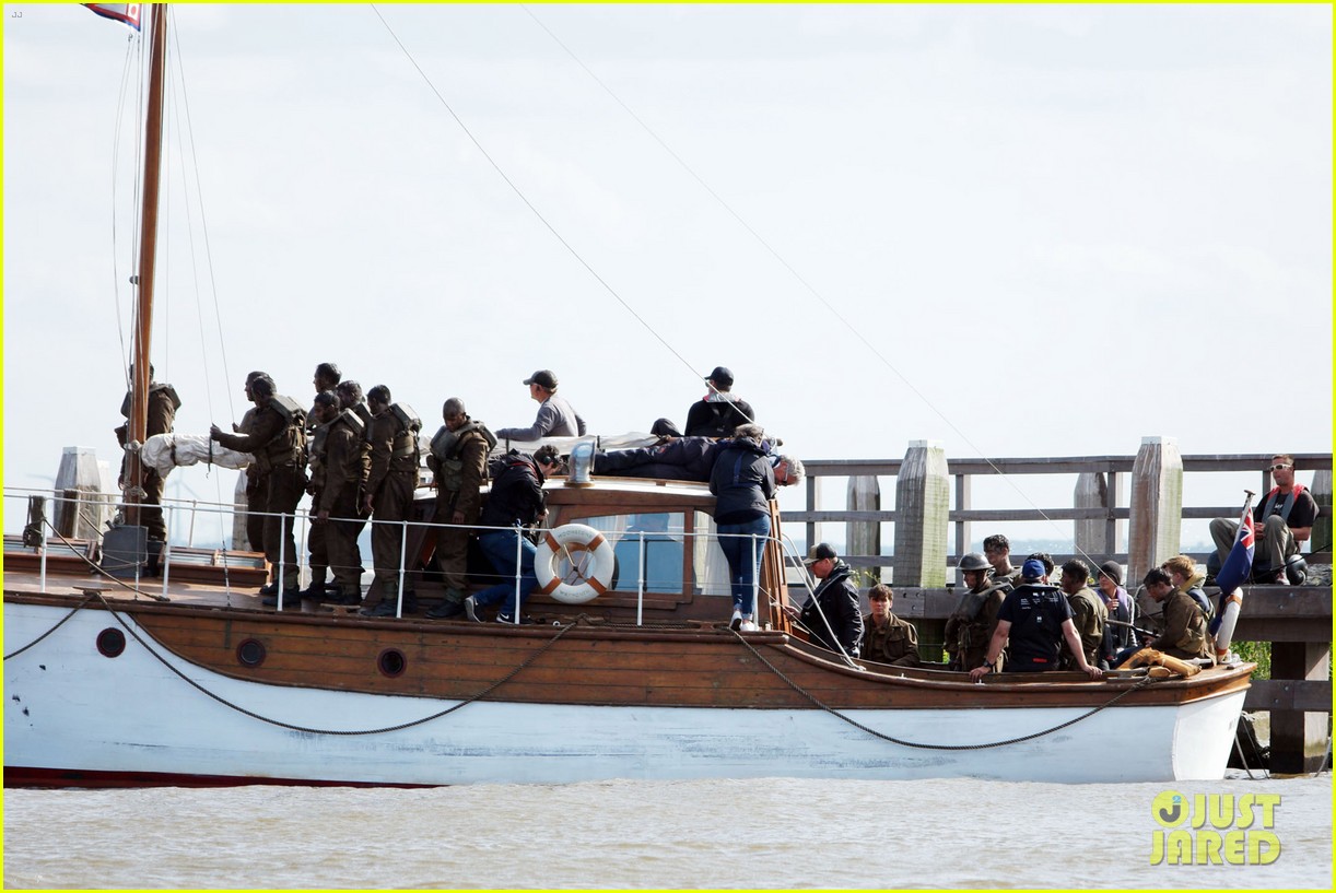 Harry Styles Continues Filming Train Scene for Acting Debut 'Dunkirk ...
