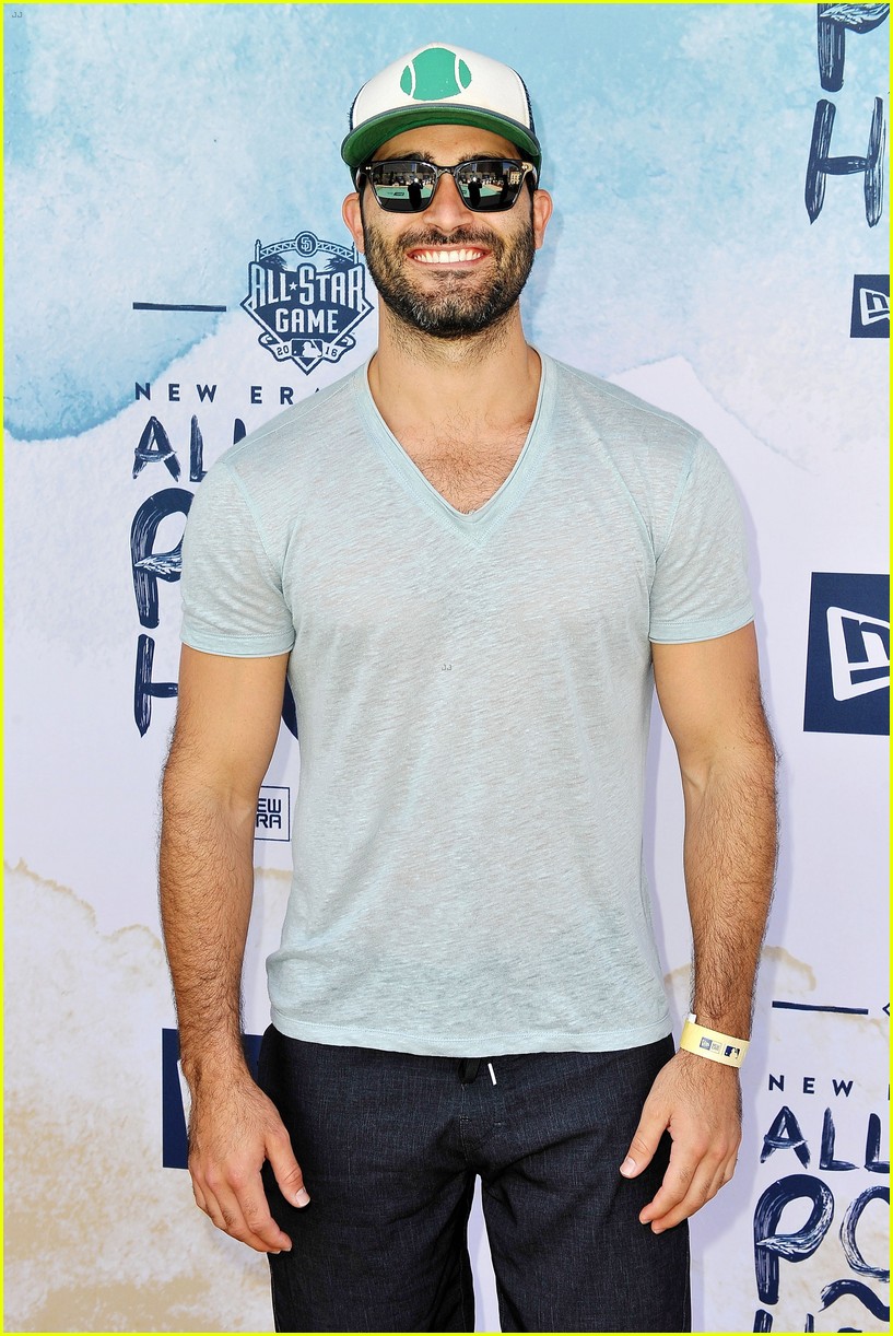 Tyler Hoechlin Dishes on Playing Clark Kent on 'Supergirl' Season 2 ...