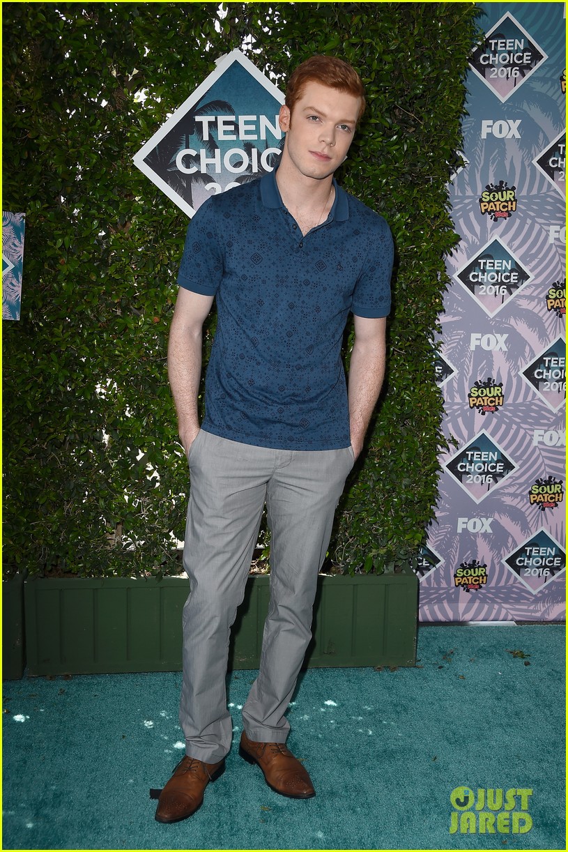 Sarah Hyland & Nolan Gould Rep 'Modern Family' At Teen Choice Awards ...