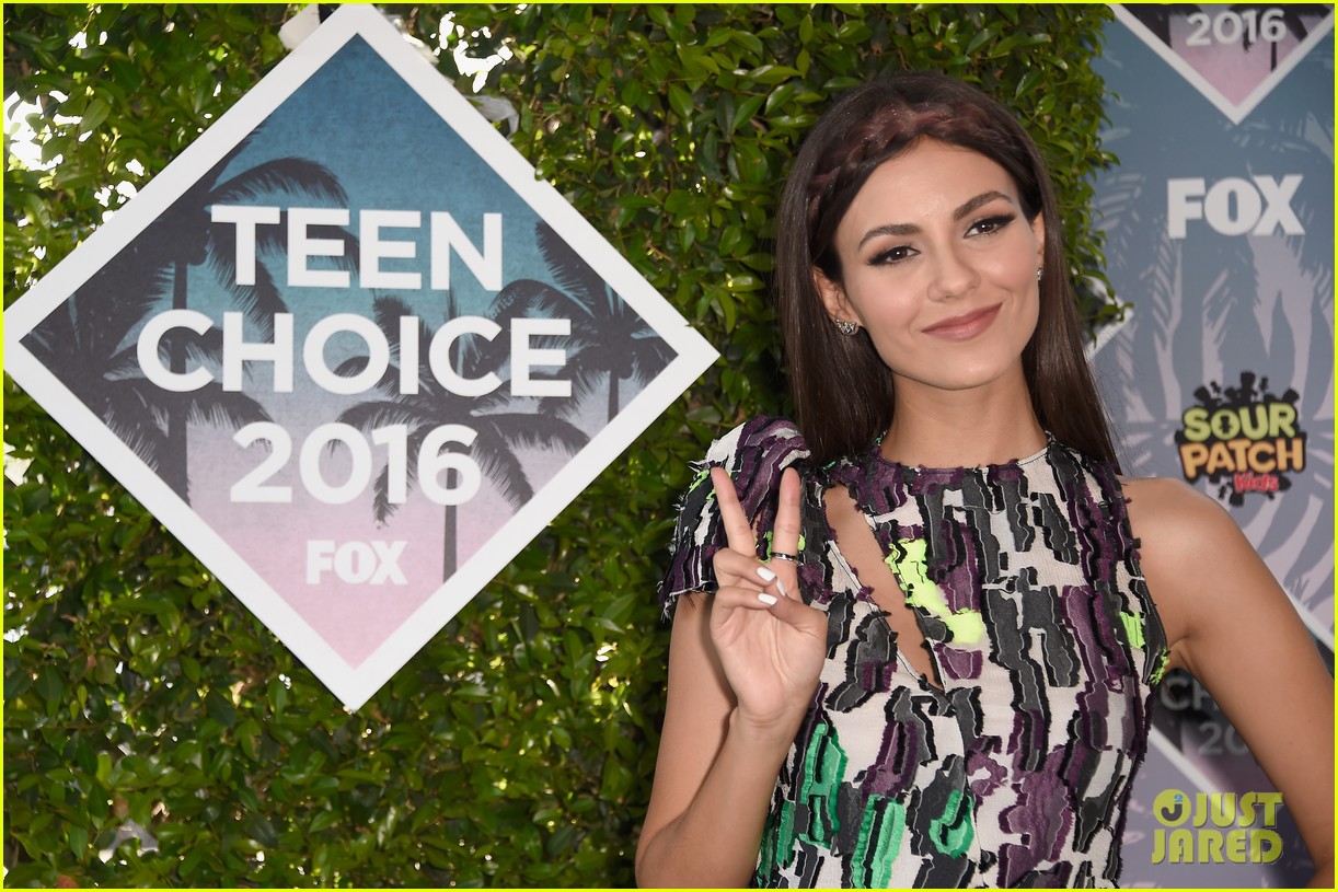 Victoria Justice Hits Teen Choice Awards 2016 Red Carpet in Versace ...