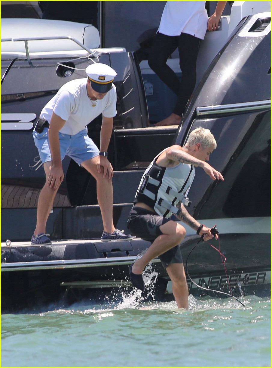 Justin Bieber & Mystery Girl Enjoy Time on His Yacht | Photo 992022 ...