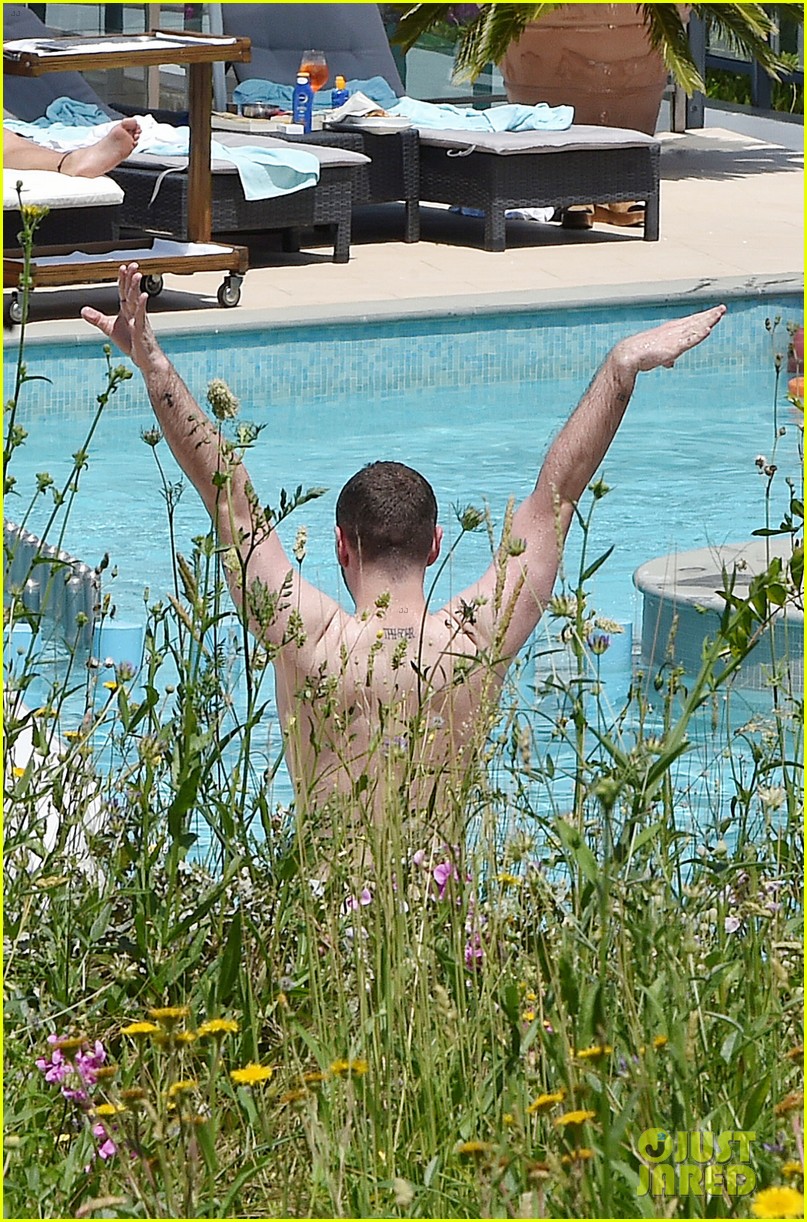 Sam Smith Soaks Up the Warm Weather While on Vacation! | Photo 992902 ...