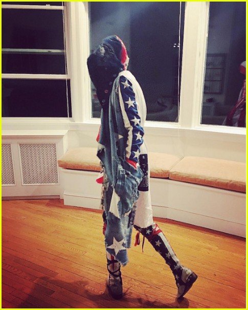 Taylor Swift Rides #Taymerica Water Slide with Boyfriend Tom Hiddleston ...