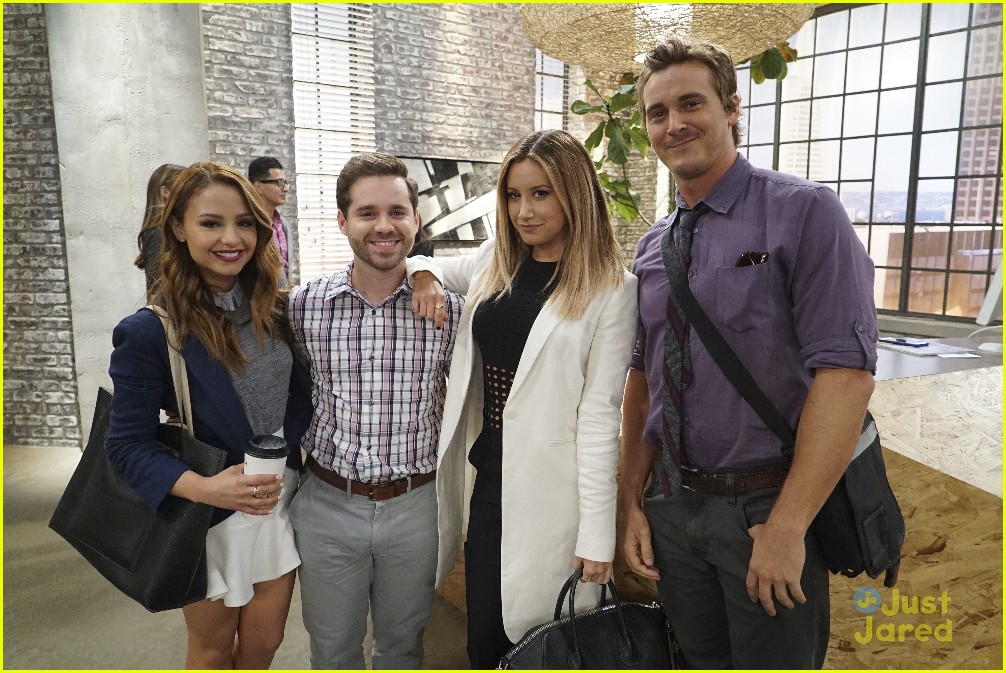 Sofia Starts Work For Logan Rawlings on Tonight's 'Young & Hungry ...