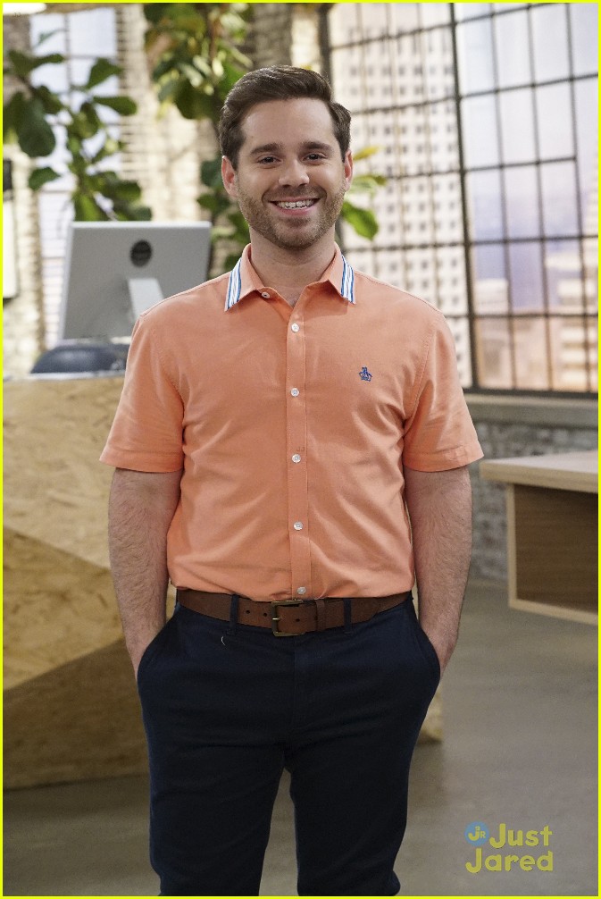 Sofia Starts Work For Logan Rawlings on Tonight's 'Young & Hungry ...