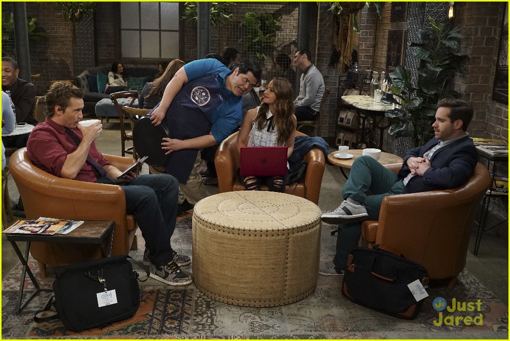 Sofia Starts Work For Logan Rawlings on Tonight's 'Young & Hungry ...