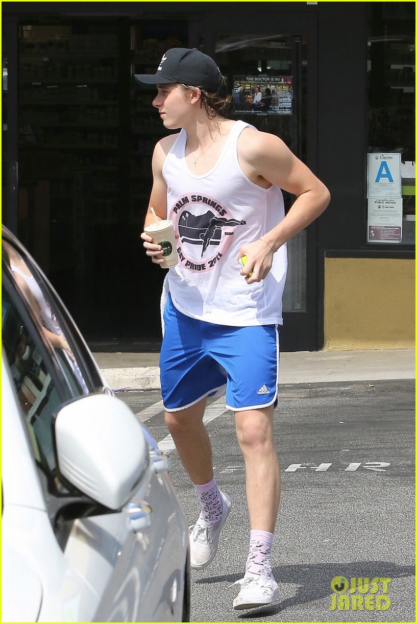 Brooklyn Beckham Grabs an Afternoon Smoothie with Dad David! | Photo ...
