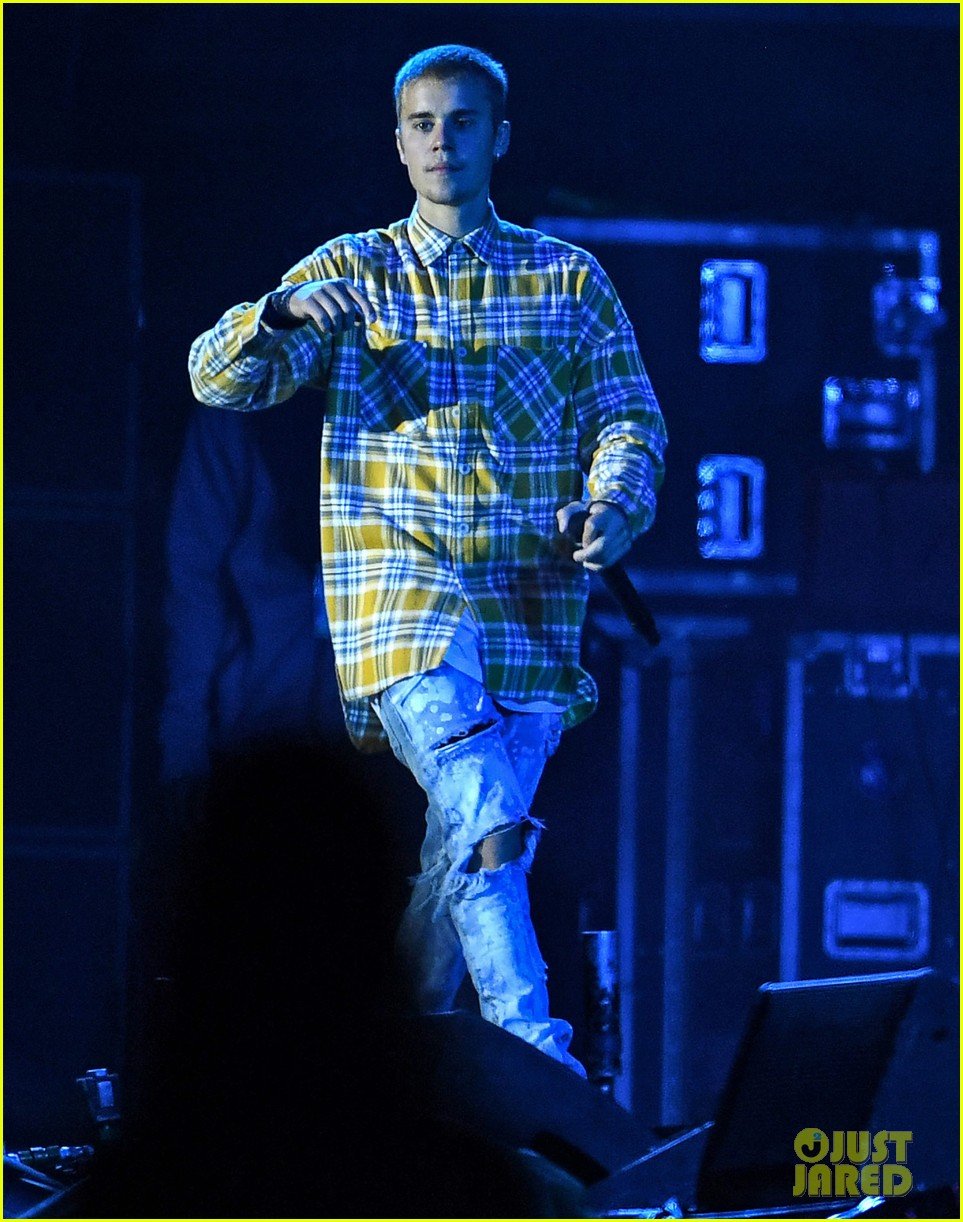 Justin Bieber Performs Acoustic Version of 'Cold Water' at V Festival ...