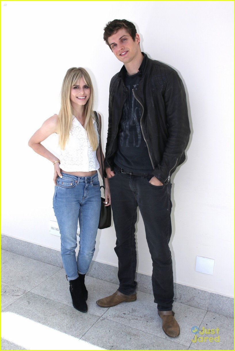 Carlson Young Skypes Every Day With Fiance Isom Innis | Photo 1016473 ...