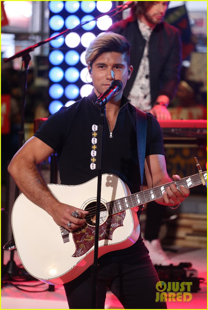 Dan & Shay Perform 'The World's Greatest' on 'GMA' - Watch Now! | Photo ...