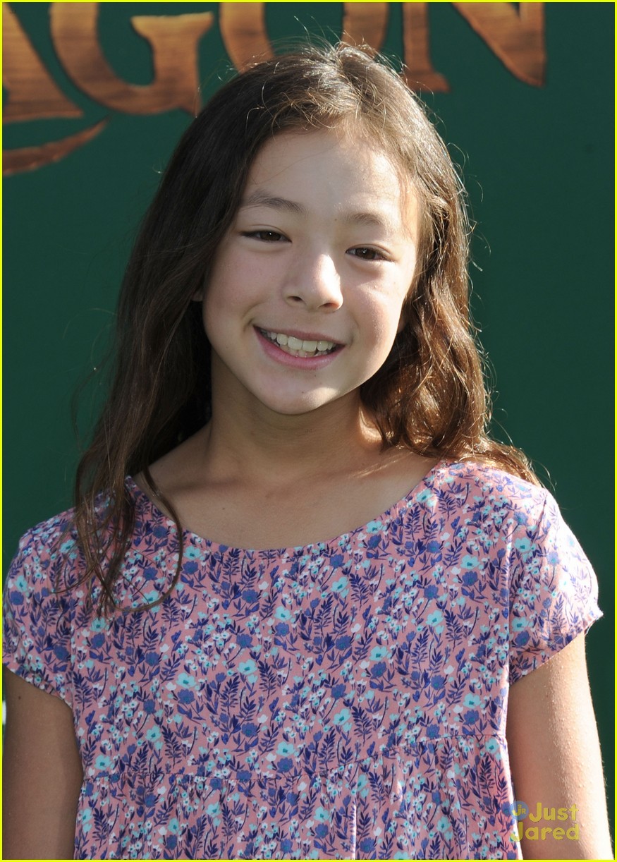 Oakes Fegley & Oona Laurence Hit The Green Carpet For 'Pete's Dragon ...