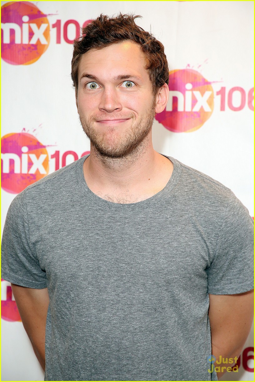 Phillip Phillips Plays With a Puppy Before Private Performance in ...