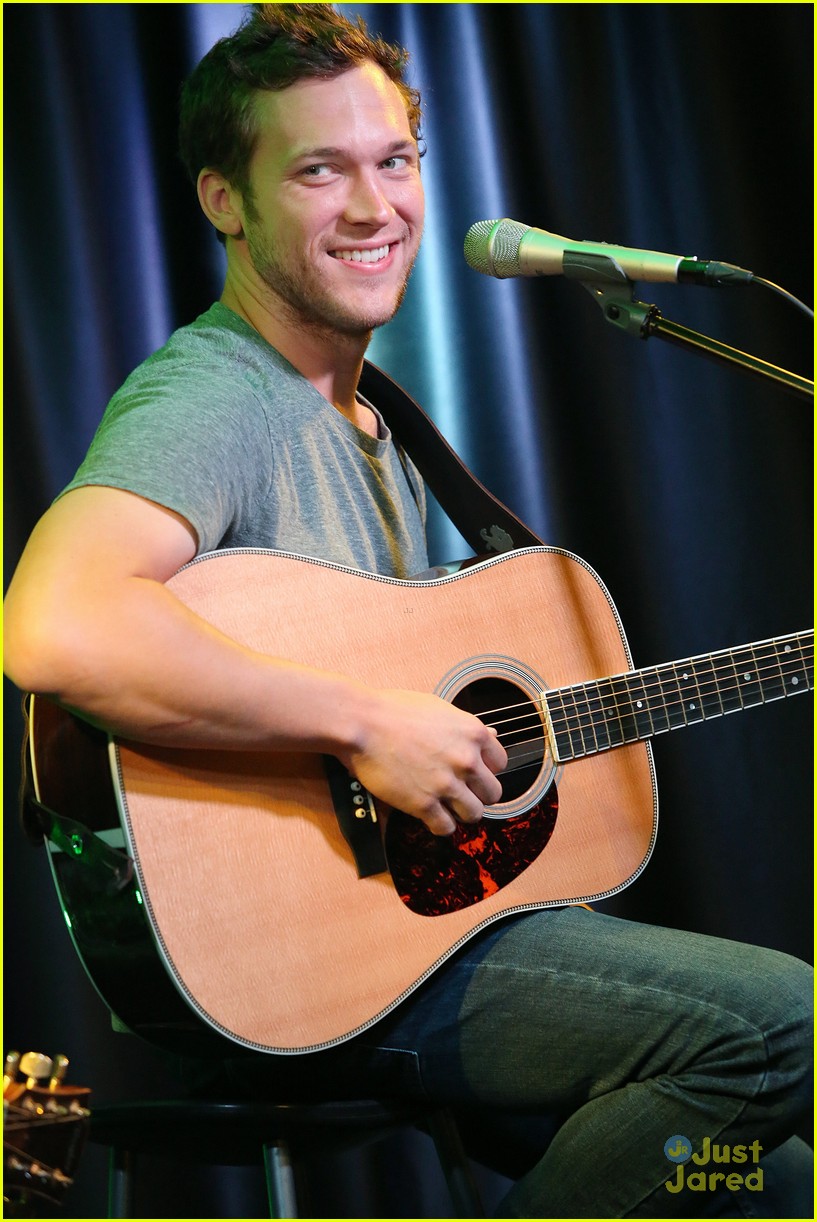 Phillip Phillips Plays With a Puppy Before Private Performance in ...