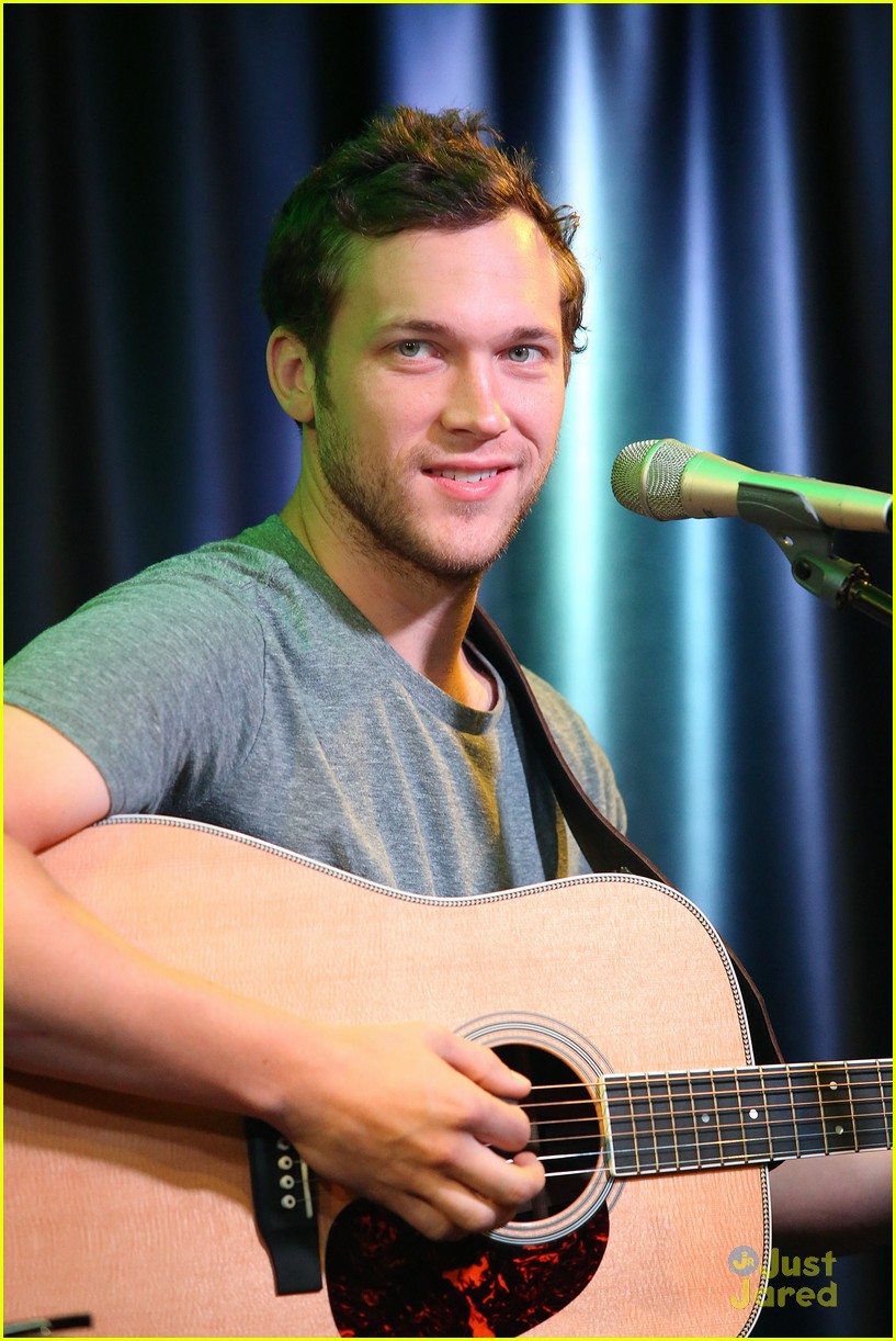 Phillip Phillips Plays With a Puppy Before Private Performance in ...