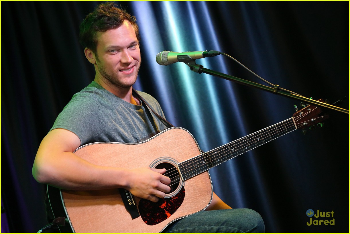 Phillip Phillips Plays With a Puppy Before Private Performance in ...