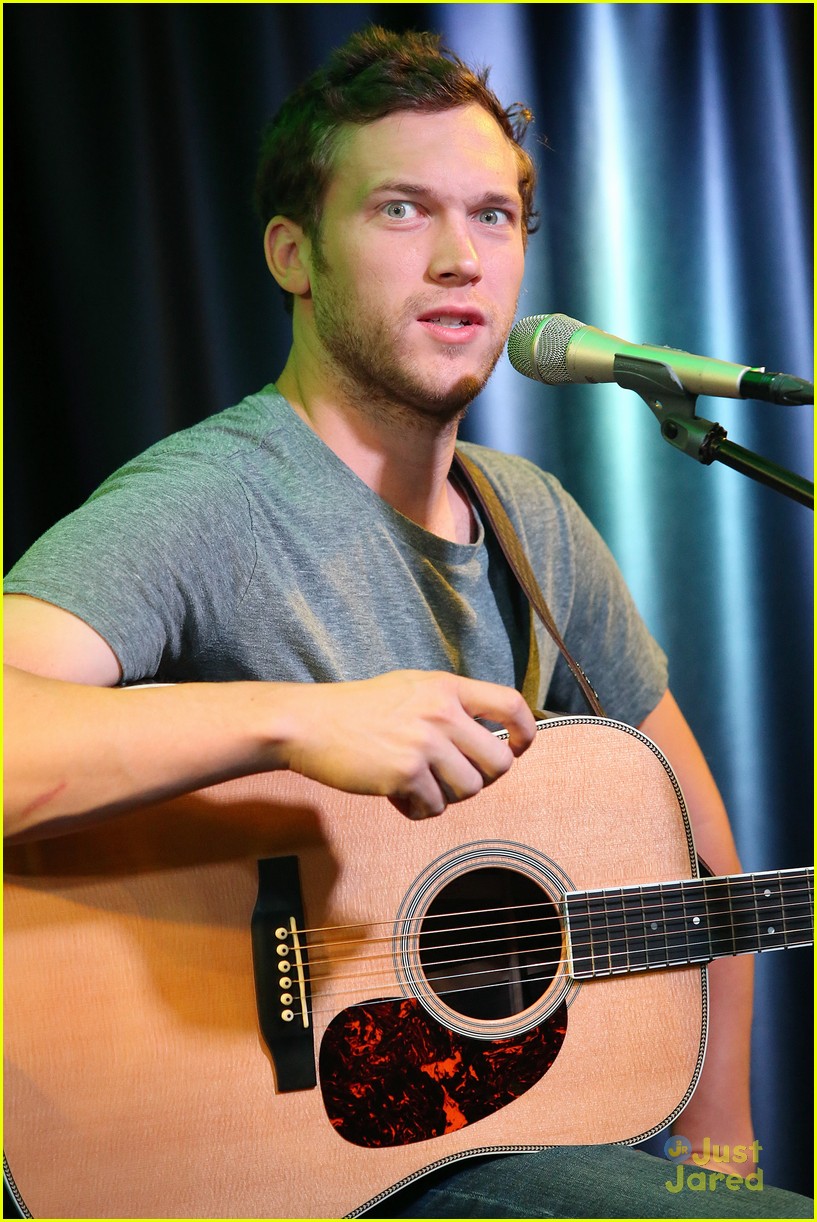 Phillip Phillips Plays With a Puppy Before Private Performance in ...