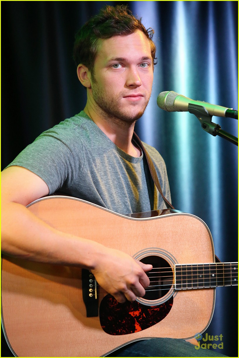 Phillip Phillips Plays With a Puppy Before Private Performance in ...