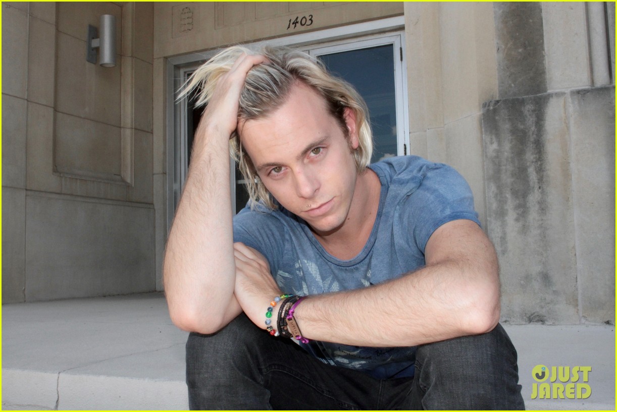 Full Sized Photo of riker lynch colossal youth set shirtless 10 | Riker ...